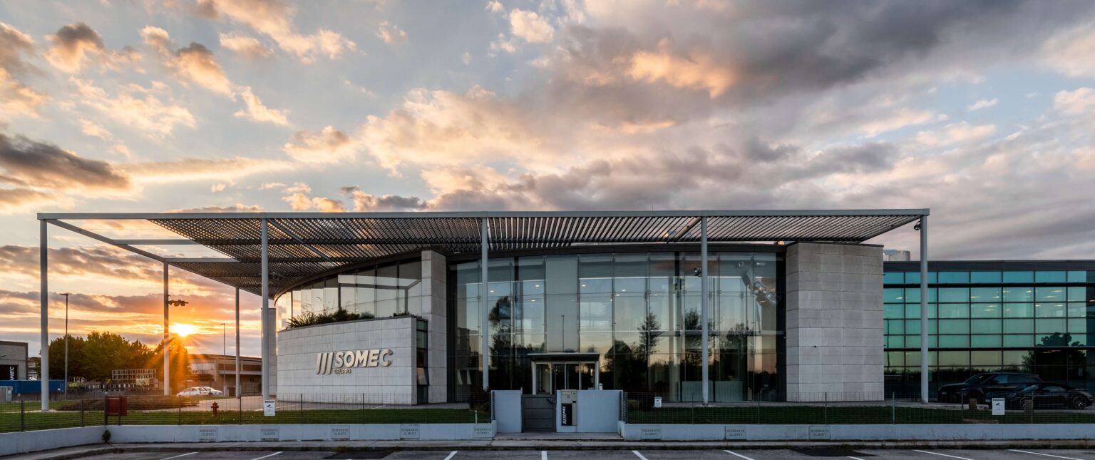 SOMEC strengthens its production capacity of glazed modules for ...